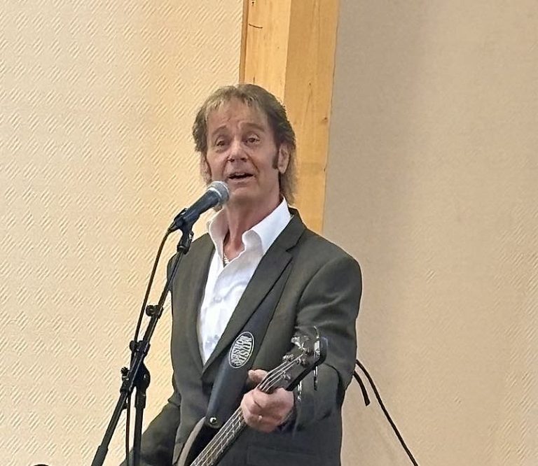 Jard bjöd på välkända sånger – och humor! - OrtsAktuellt